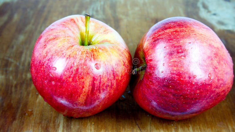 Dos Manzanas - Grandes Y Pequeñas Imagen de archivo - Imagen de hermoso ...