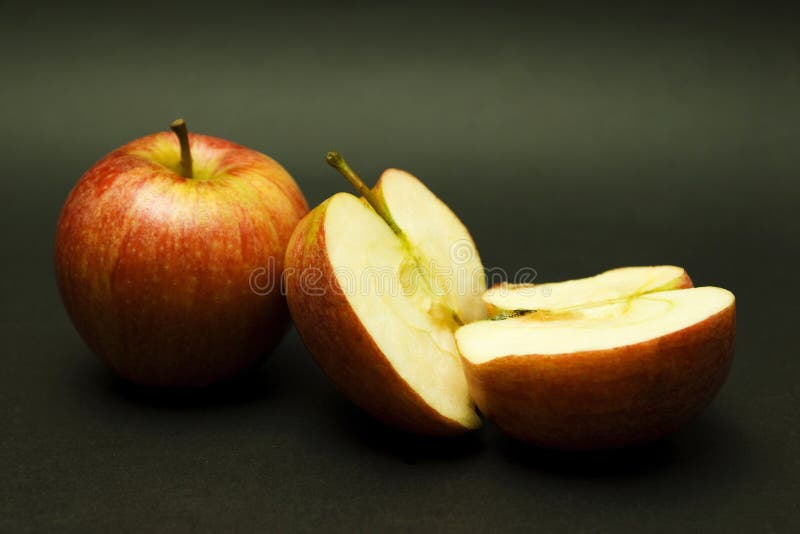 Dos Manzanas Rojas Una Partidas En Dos Foto de archivo - Imagen de ...