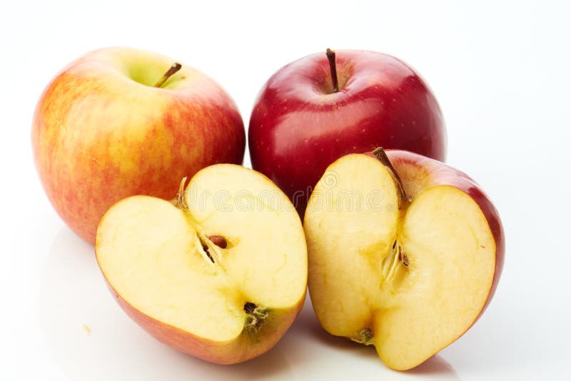Dos Manzanas Y Mitades Aisladas En Blanco Imagen de archivo - Imagen de ...