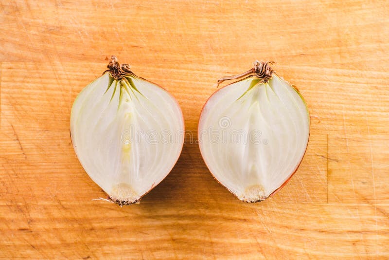 Dos Mitades De Una Cebolla Cortada En Una Vieja Tabla De Cortar De ...