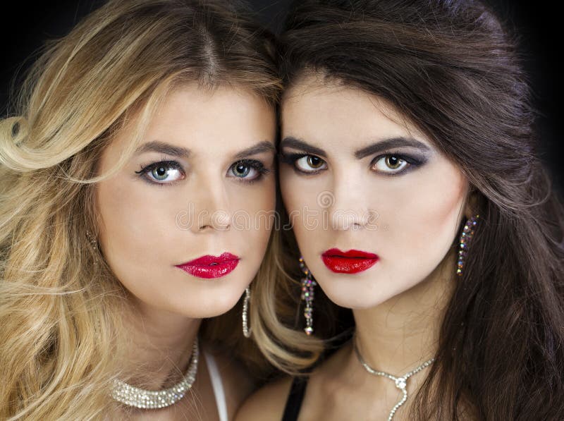 Dos Modelos Atractivos, Rubio Y Moreno Hermosos Foto de archivo ...