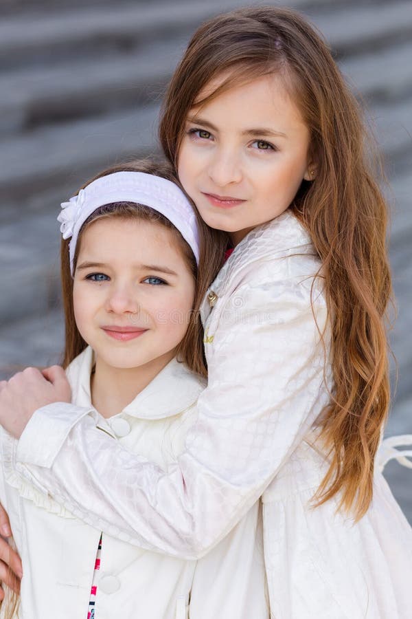 Dos Morenitas Hermosas Con El Pelo Largo Foto de archivo - Imagen de ...