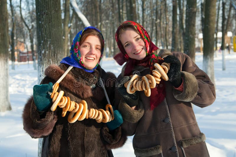 Dos Muchachas En La Ropa Tradicional Rusa Imagen de archivo - Imagen de ...