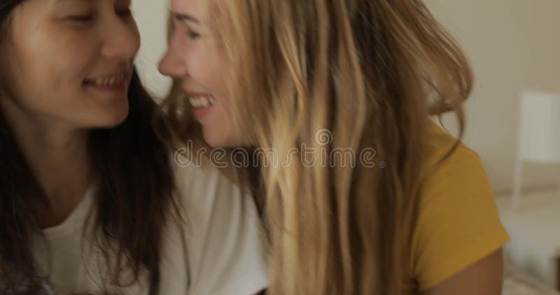 Dos Lesbianas Sensuales Yacen En El Dormitorio En La Cama Y Se