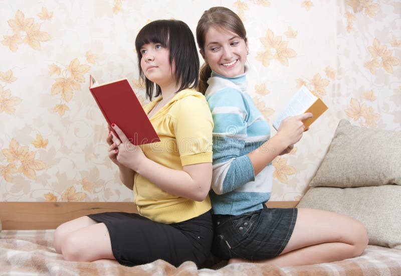 Dos Muchachas Sonrientes Dentro Imagen de archivo - Imagen de lindo ...