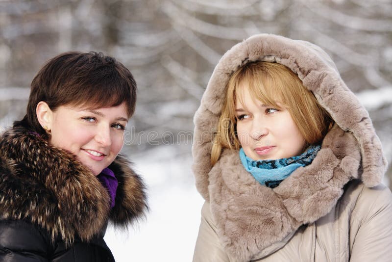 Dos Mujeres Jovenes En Día Escarchado Foto de archivo - Imagen de mujer ...