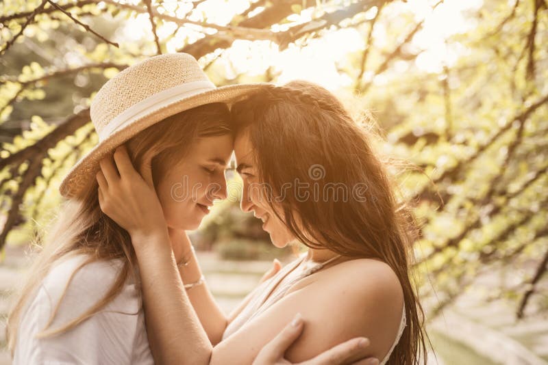Dos Mujeres Lesbianas Besándose Imagen De Archivo Imagen De Lindo