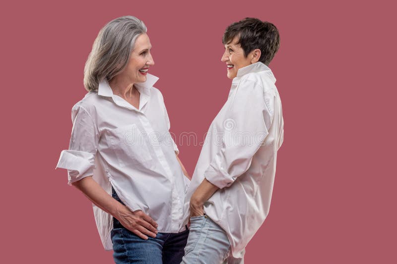 Dos Mujeres Maduras Con Camisas Blancas Que Parecen Confiadas Imagen De Archivo Imagen De