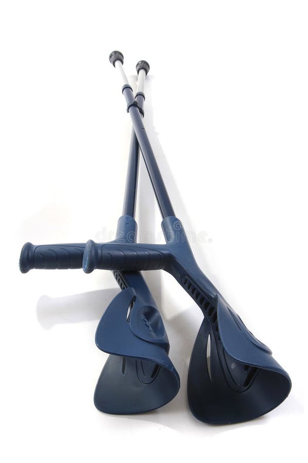 Dos muletas aisladas imagen de archivo. Imagen de muletas - 145647745