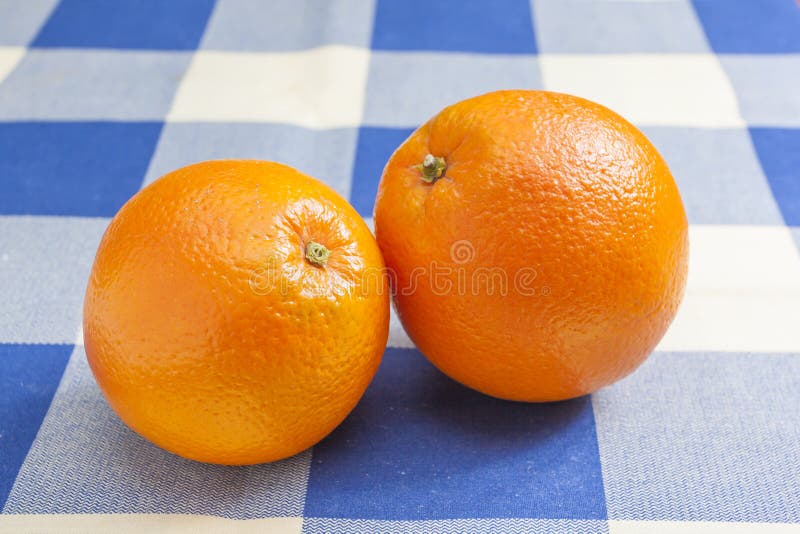 Dos naranjas foto de archivo. Imagen de amarillo, blanco - 18265624