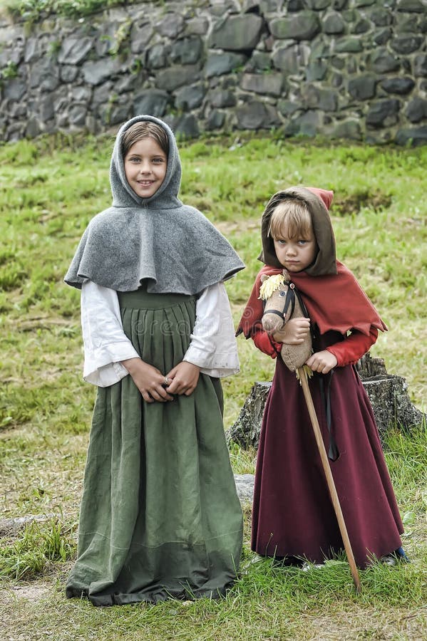 Dos niñas en ropa medieval foto de archivo editorial. Imagen de europeo ...