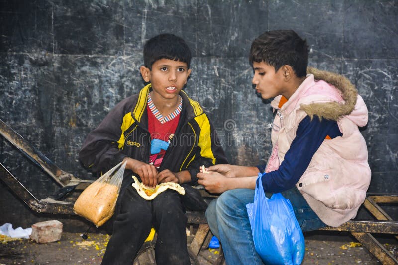 Niños pobres sin hogar imagen de archivo editorial. Imagen de ...