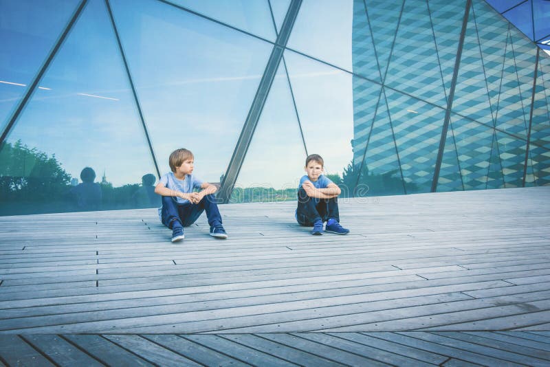 Dos Novios Que Hablan Con Uno a Imagen de archivo - Imagen de ocasional ...