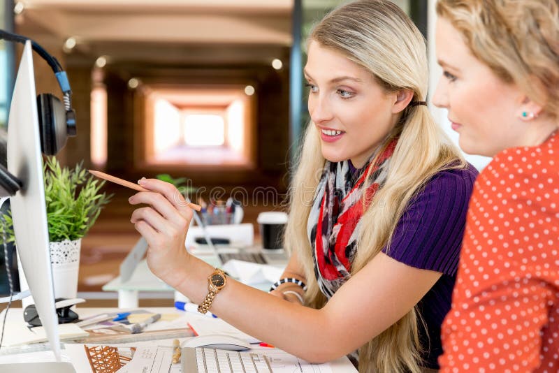 Dos Oficinistas En El Escritorio Imagen de archivo - Imagen de ...