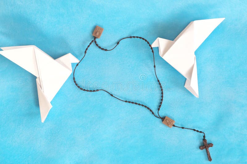 Dos Origami De Paloma Blanca Con Rosario O Escapular En Fondo Azul ... Dos Origami De Paloma Blanca Con Rosario O Escapular En Fondo Azul ...