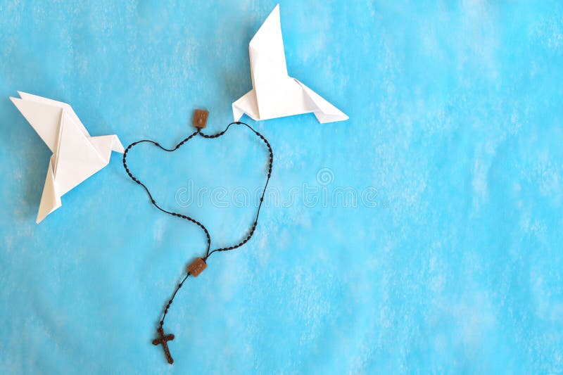 Dos Origami De Paloma Blanca Con Rosario O Escapular En Fondo Azul ... Dos Origami De Paloma Blanca Con Rosario O Escapular En Fondo Azul ...
