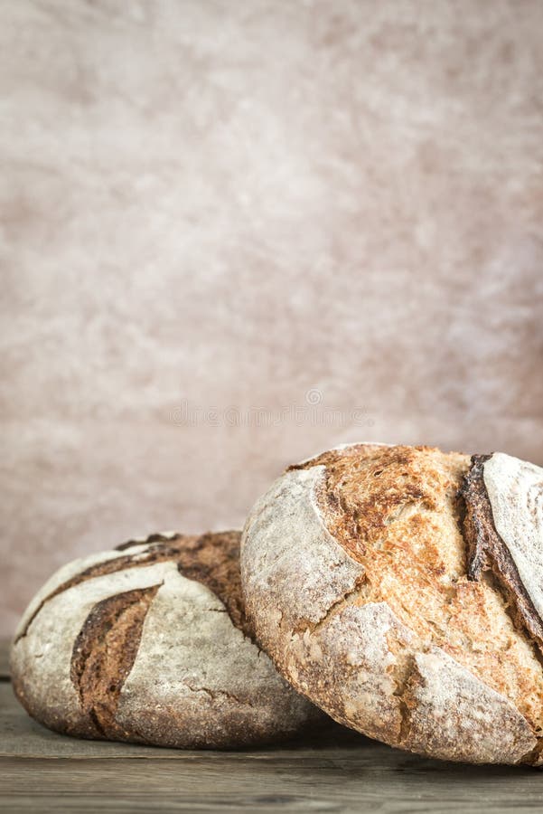 Dos panes de pan foto de archivo. Imagen de tarjeta, madera - 88656986