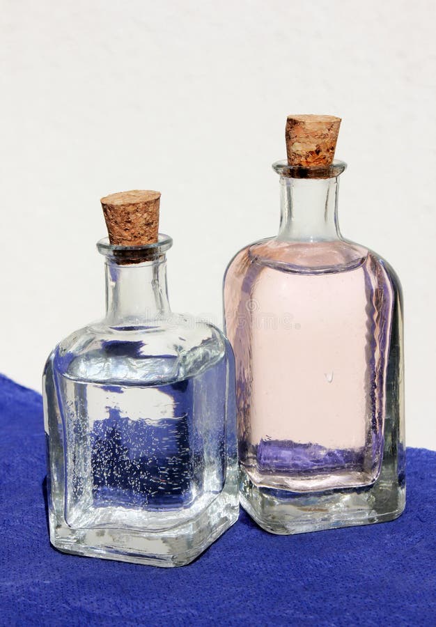 Pequeñas Botellas Del Alcohol Colorido Foto de archivo - Imagen de ...