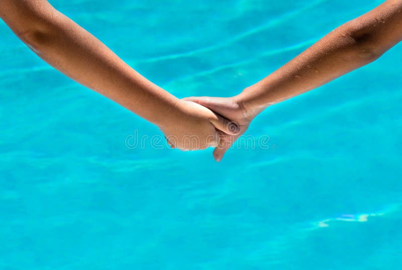 Dos Personas Jovenes Bronceadas Sol Que Llevan a Cabo Las Manos Foto de ...