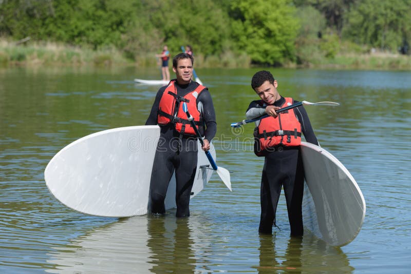 Dos Personas Remando En La Pizarra Foto de archivo - Imagen de charca ...