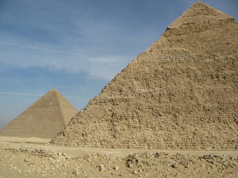 Dos pirámides imagen de archivo. Imagen de altura, envejecido - 4001655