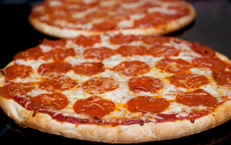 Dos pizzas foto de archivo. Imagen de empanada, primer - 13267738