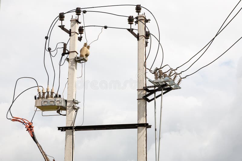 Dos Postes Eléctricos De Hormigón Conectados Con Cable De Cables ...