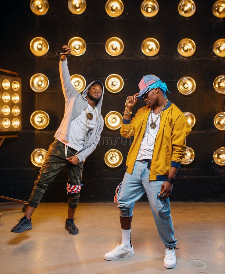 Dos Raperos Negros En Gorras AbrazÃ¡ndose En El Escenario Imagen de ...