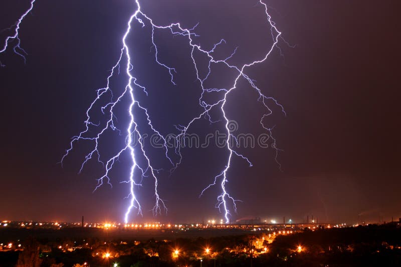 Relámpagos peligrosos foto de archivo. Imagen de destello - 15216472