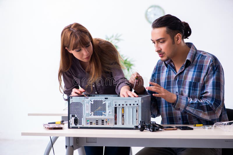 Dos Reparadores Reparando Computadora De Escritorio Imagen de archivo ...