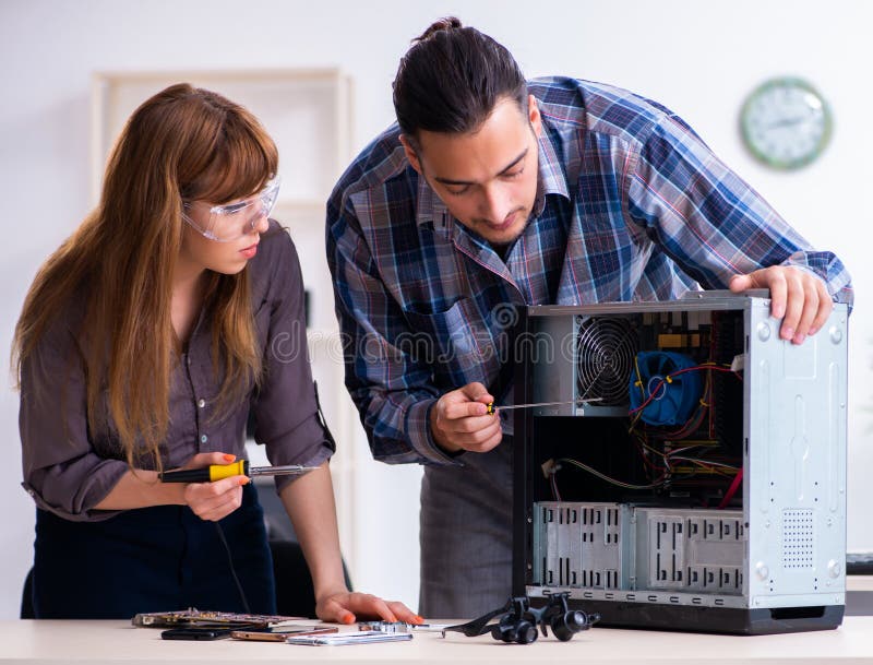 Dos Reparadores Reparando Computadora De Escritorio Imagen de archivo ...