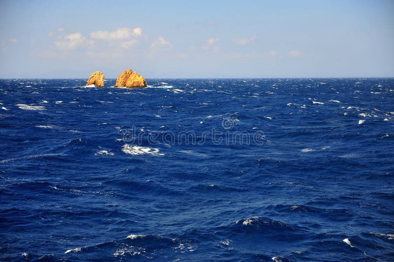 Dos rocas en el mar foto de archivo. Imagen de gigante - 12886674