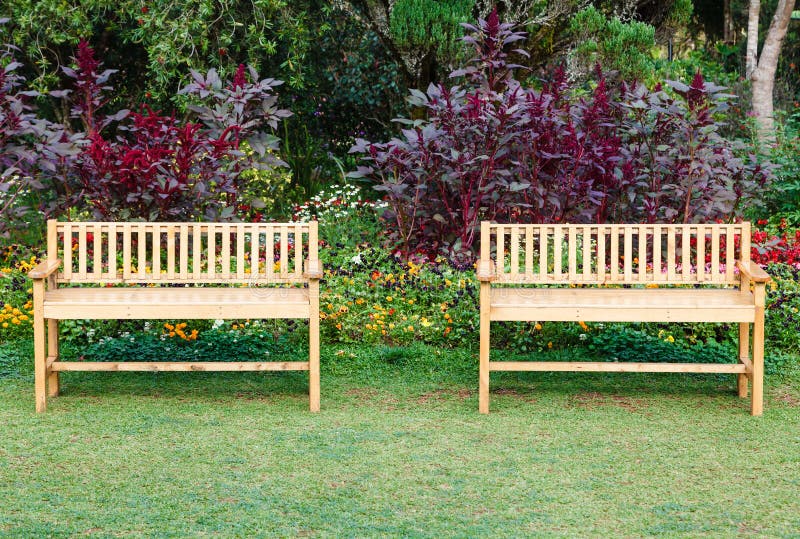 Dos Sillas De Madera En El Parque Imagen de archivo - Imagen de escena ...