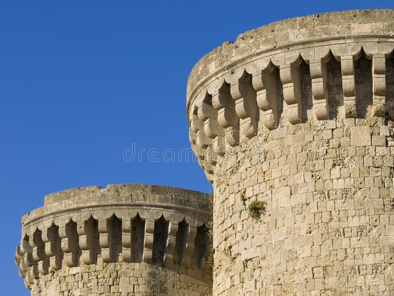 Dos torres de un castillo imagen de archivo. Imagen de detalle - 28192759