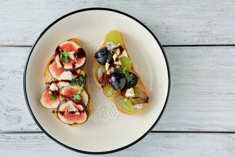Dos Tostadas Con Las Frutas Y El Queso Foto de archivo - Imagen de ...