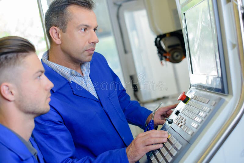 Dos Trabajadores Programando El Equipo Foto de archivo - Imagen de ...