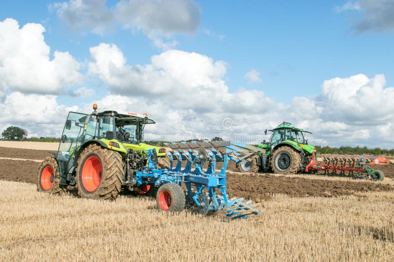 Dos Tractores Modernos Que Tiran De Arados Fotografía editorial ...