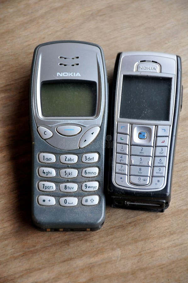 Dos viejos celulares nokia imagen de archivo editorial. Imagen de ...