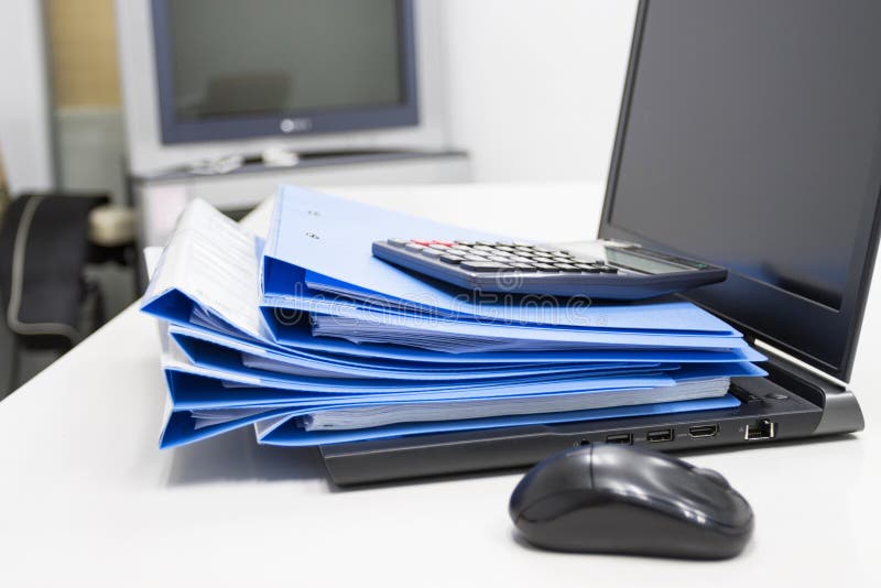 Dossier Blue De Document Avec Le Carnet Sur La Table Au Bureau Photo ...