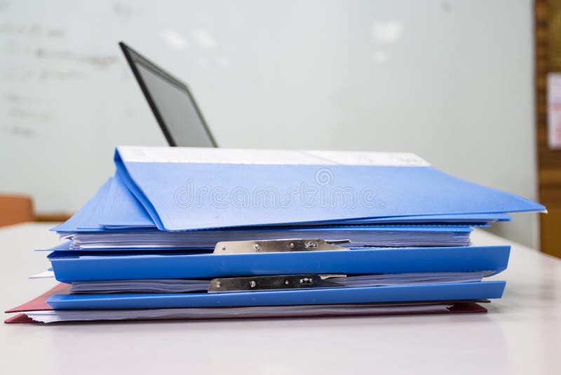 Dossier Blue De Documents Sur La Table Au Bureau Photo stock - Image du ...