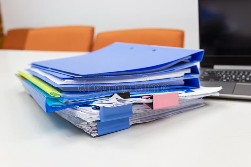 Dossier Et Papier De Dossiers Bleus Sur La Table Blanche Dans Le Bureau ...