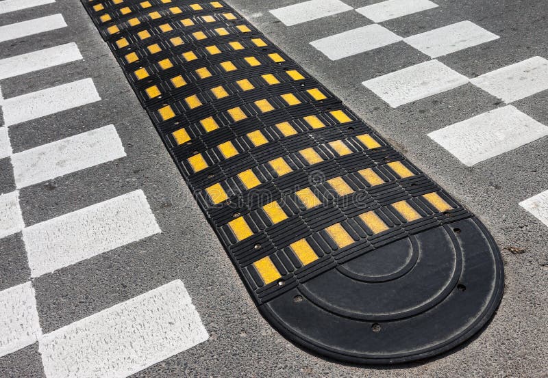 Dosso Stradale Della Strada Fotografia Stock - Immagine di superficie ...