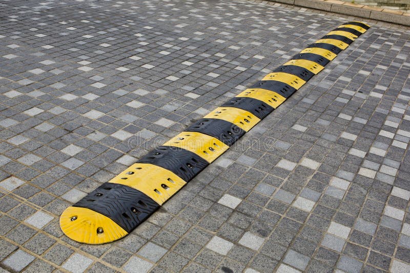 Dosso Stradale Di Sicurezza Stradale Su Una Strada Asfaltata Immagine ...