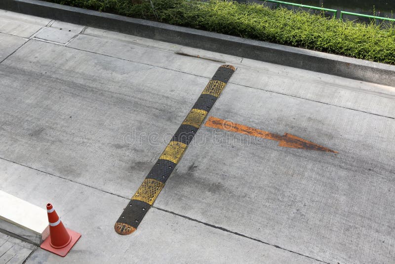 Dosso Stradale A Strisce Giallo E Nero Su Una Strada Asfaltata Immagine ...