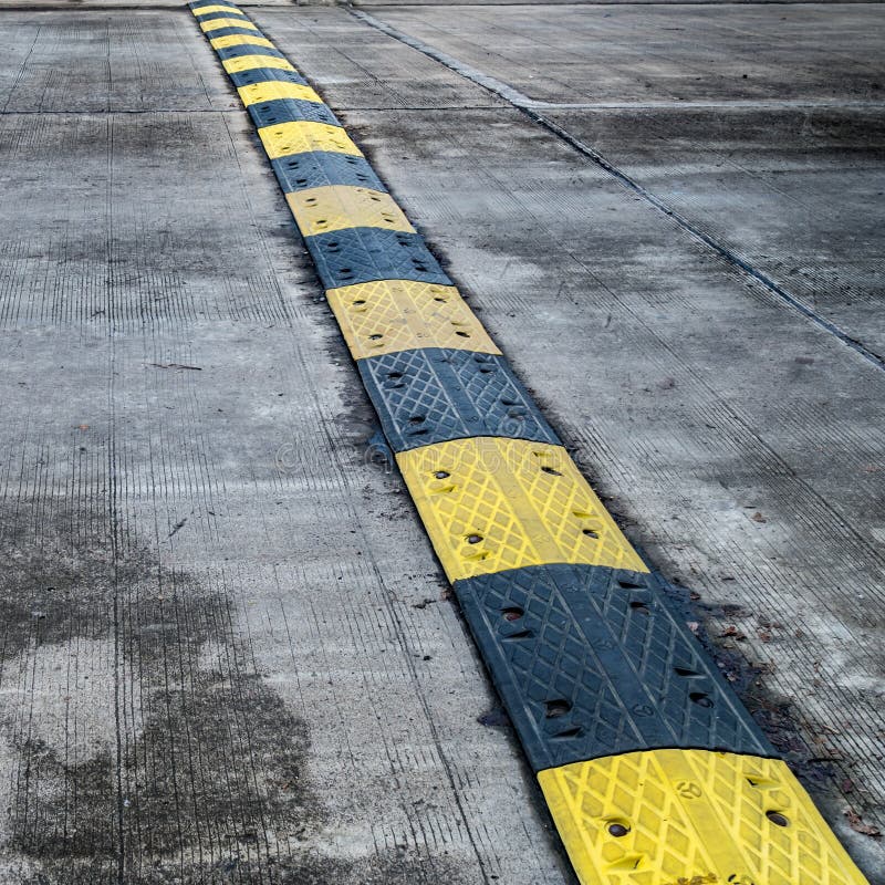 Dosso Stradale Giallo E Nero Fotografia Stock - Immagine di irregolare ...