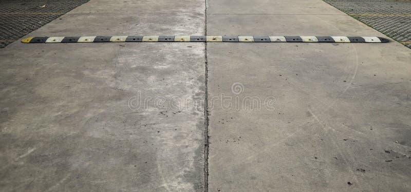 Dosso Stradale Su Una Strada Cementata Immagine Stock - Immagine di ...