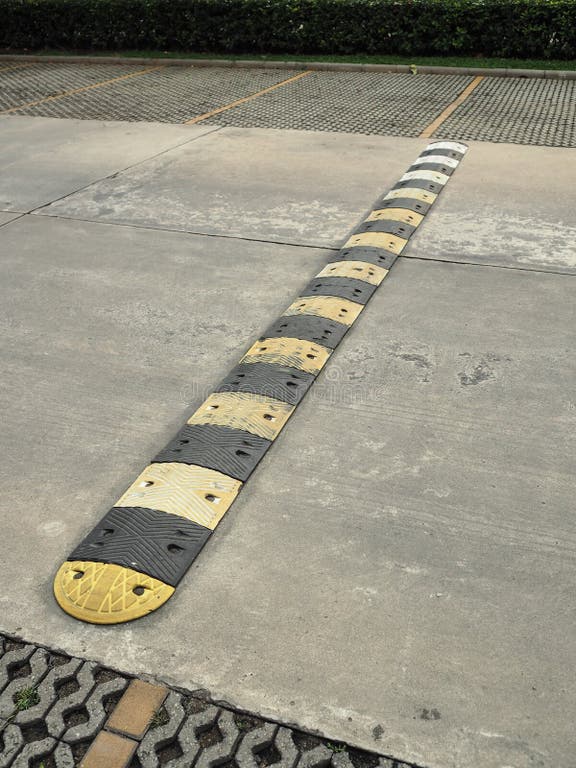 Dosso Stradale Su Una Strada Cementata Fotografia Stock - Immagine di ...