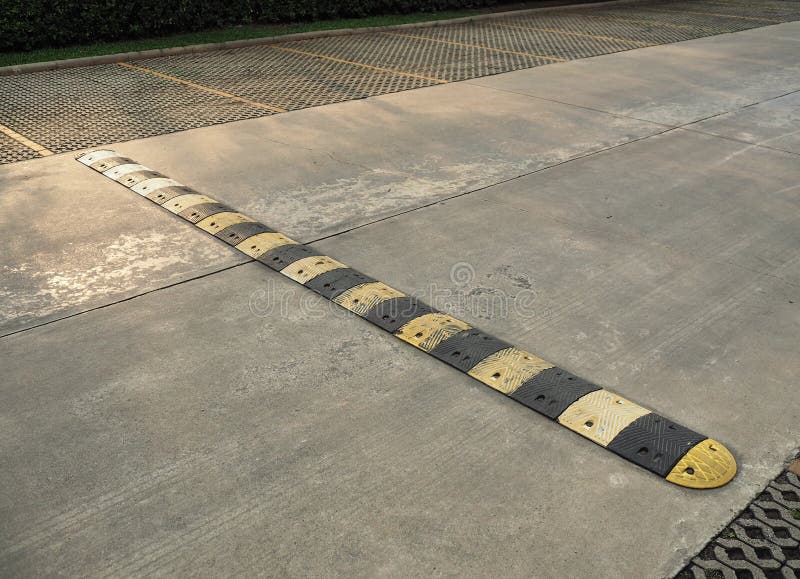 Dosso Stradale Su Una Strada Cementata Fotografia Stock - Immagine di ...