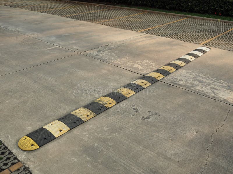 Dosso Stradale Su Una Strada Cementata Fotografia Stock - Immagine di ...