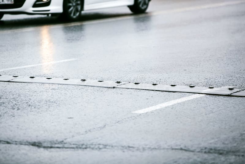 Dosso Stradale Su Una Strada Asfaltata Fotografia Stock - Immagine di ...